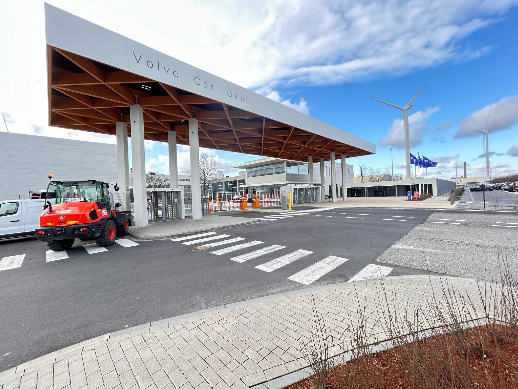 Aluminium toegangspoorten bij het iconische Volvo Cars Gent